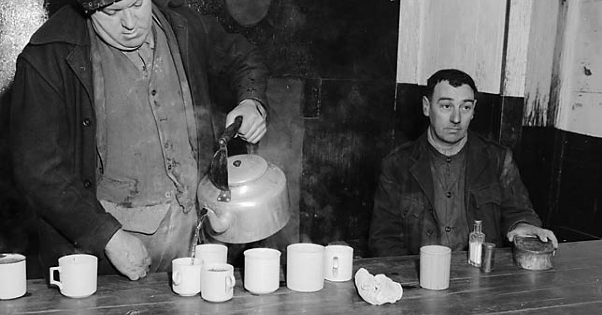 Chwarelwyr llechi yn cael te yn chwarel Llechwedd, Ionawr 1955 ...